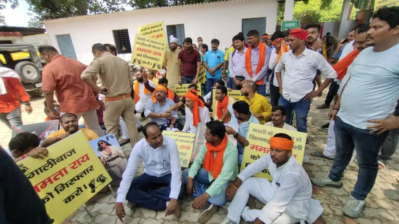 यू ट्यूबर ममता राय के खिलाफ सारनाथ थाने पर हंगामा, मुकदमा दर्ज